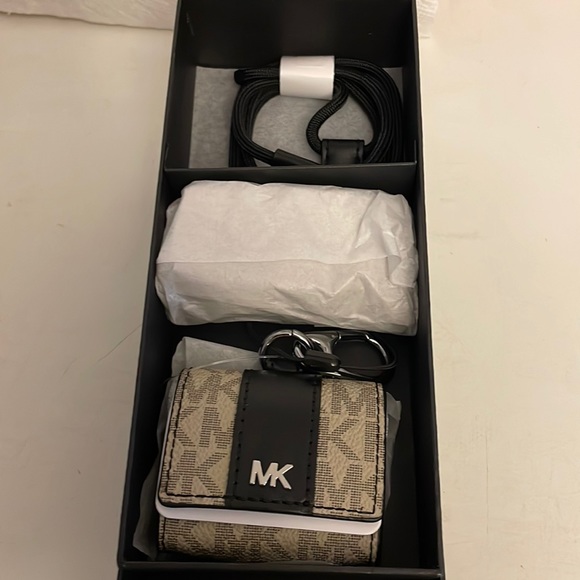 Michael Kors | Accessories | Nwt Michael Kors Hudson Logo Lanyard Case ...